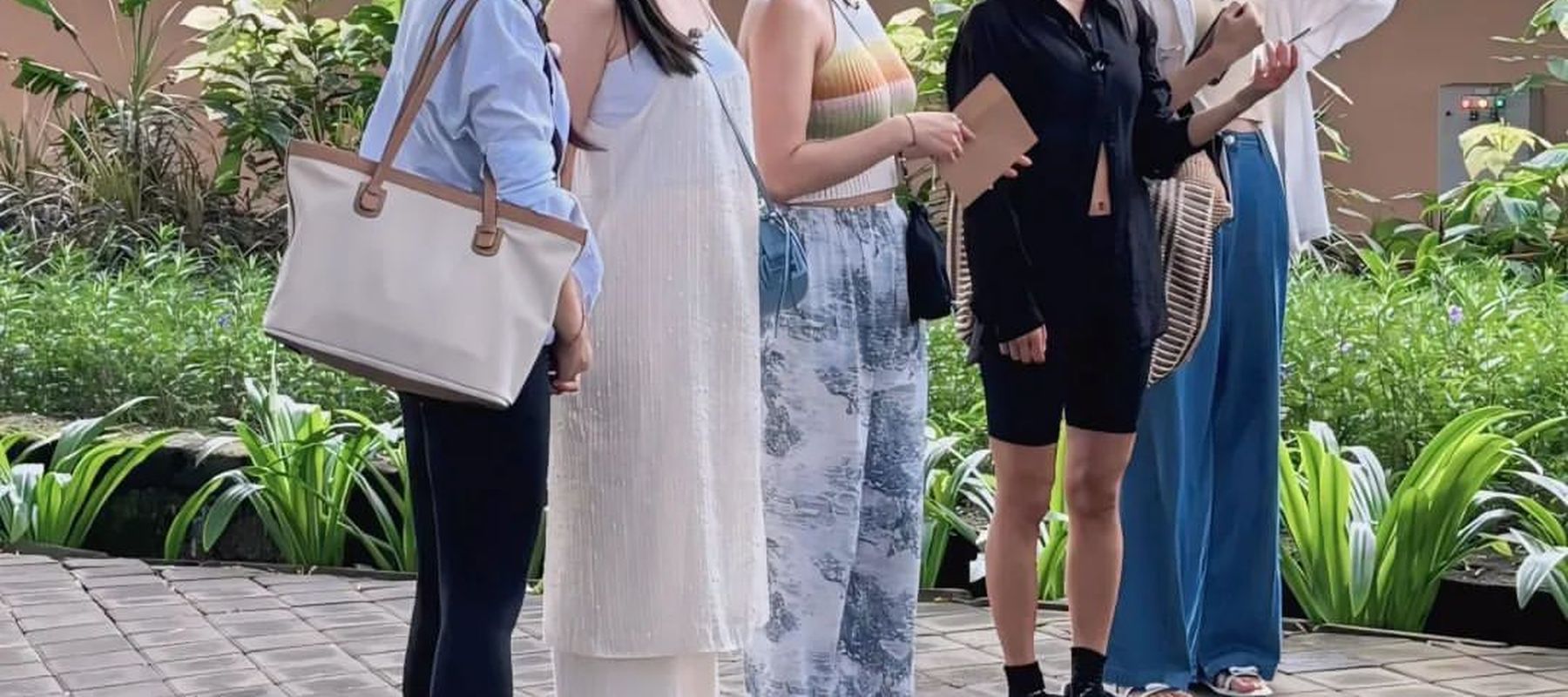 Galeri Foto - Dita Karang dan Sejumlah Artis Korea Syuting di Bali - Ntvnews.id