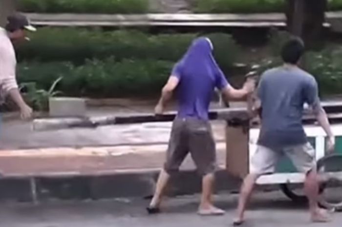 Viral 3 Pria Nekat Curi Besi Pembatas Jalan di Rawa Badak Jakarta - Ntvnews.id