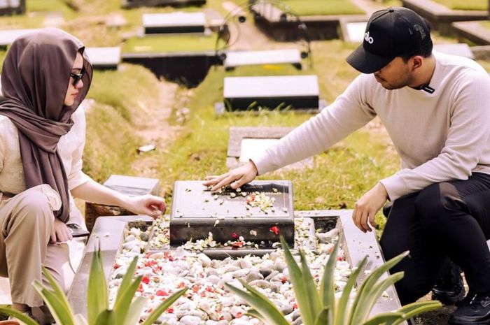 Jelang Hari H, Thariq Halilintar dan Aaliyah Ziarah Kubur ke Adjie Massaid - Semua Halaman ...