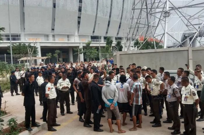 Ratusan Sekuriti Suruhan Jakpro Usir Warga Eks Kampung Bayam - Ntvnews.id Ratusan Sekuriti Suruhan Jakpro Usir Warga Eks Kampung Bayam - Ntvnews.id