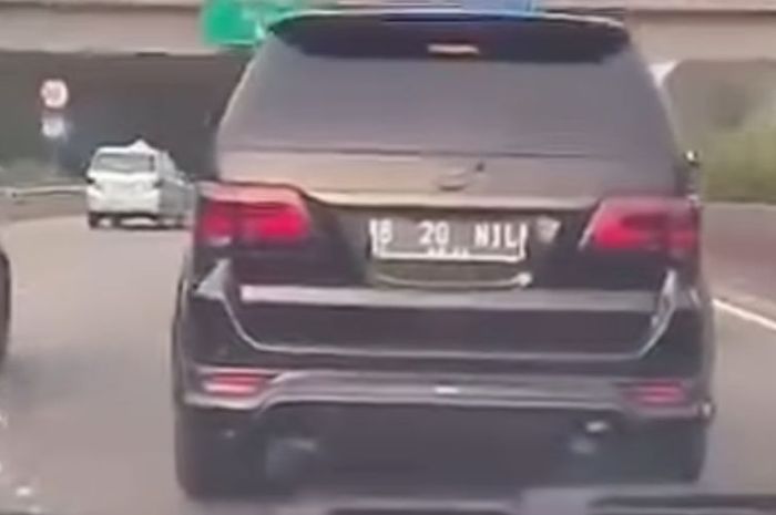 Viral Dua Mobil Terlibat Saling Kejar dan Ugal-ugalan di Jalan Tol ... Viral Dua Mobil Terlibat Saling Kejar dan Ugal-ugalan di Jalan Tol ...