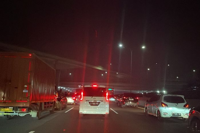 Mobil Box Melintang di Tengah Tol Jagorawi, Macet Parah di Dua Arah ...