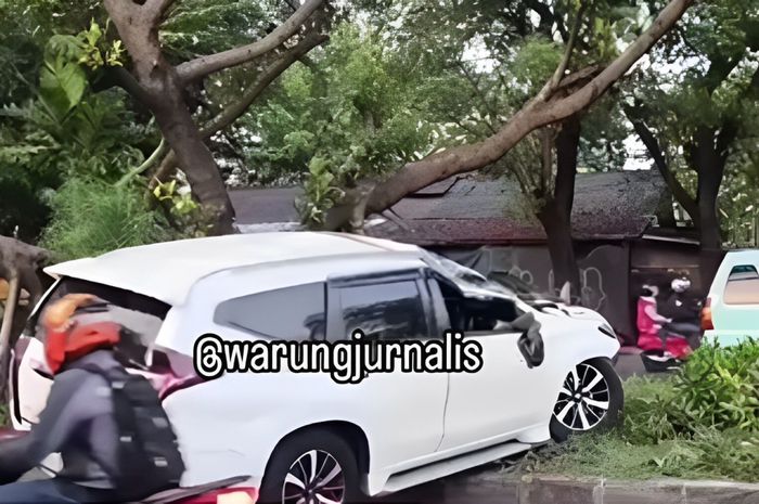 Diduga Sopir Mengantuk, Mobil Tabrak Pembatas Jalan dan Pohon di Jatinegara - Ntvnews.id