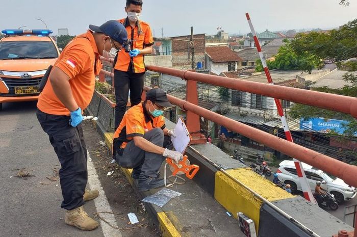 Keluarga Dimas Yonathan, Pria Gantung Diri di Flyover Cimindi Buka ...