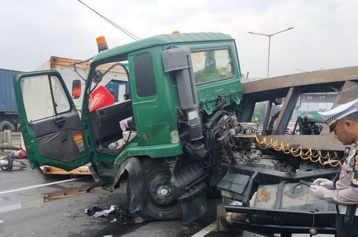 Truk Trailer Tabrak Pembatas Jalan Tol, Sopir Meninggal Dunia - Ntvnews.id