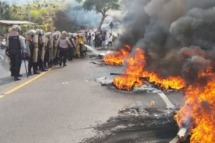 Lapas Bollangi Diserbu Demonstran Bersenjata Badik dan Busur Panah ...