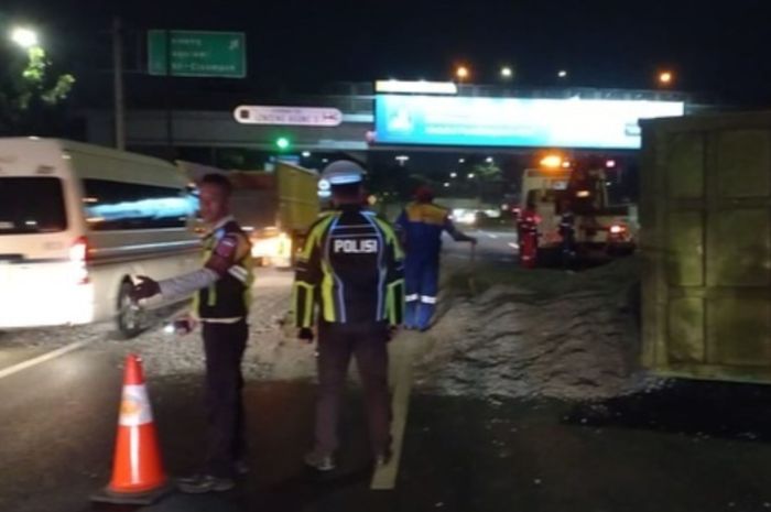 Sopir Ngantuk, Truk Dump Terguling di Tol Sampai Bikin Macet - Ntvnews.id