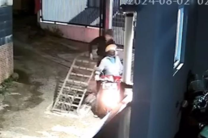 2 Pria Terekam CCTV Curi Besi Penutup Saluran Gorong-gorong di Depok - Semua Halaman - Ntvnews.id