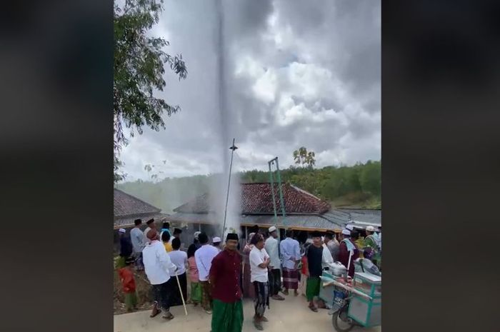 Viral Air Menyembur Setinggi Puluhan Meter di Sampang Gemparkan Warga ...