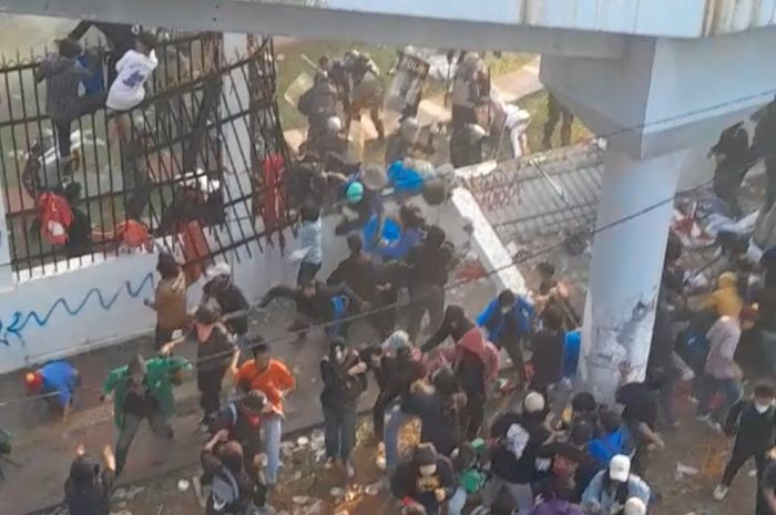 Demonstran Merangsak Masuk, Pagar Gedung DPR Jebol - Semua Halaman - Ntvnews.id