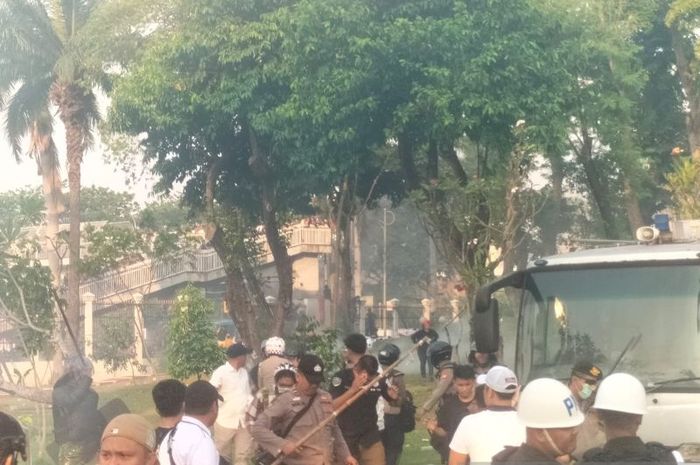 Polisi Tembakkan Gas Air Mata Usai Massa Jebol Tembok Gedung DPR RI - Semua Halaman - Ntvnews.id