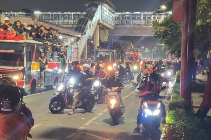 Polisi Berhasil Bubarkan Massa Pendemo Depan Gedung DPR - Semua Halaman - Ntvnews.id
