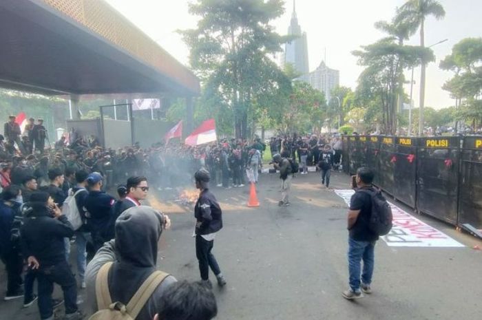 Barikade Polisi Dibentuk Usai Gerbang DPR Dirobohkan Massa - Ntvnews.id