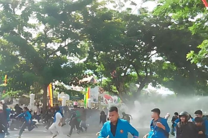 Aksi Kawal Putusan MK di Palu Ricuh - Semua Halaman - Ntvnews.id