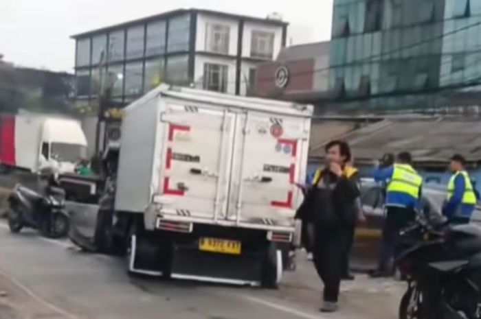 Kecelakaaan Libatkan Mobil Box dan Sepeda Motor di Flyover Pesing ...