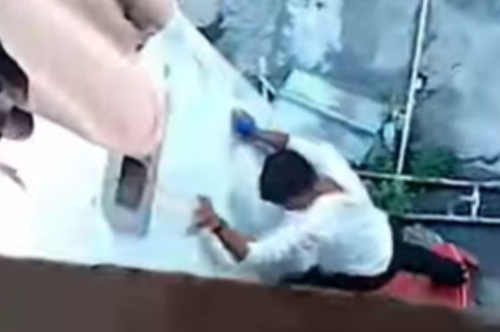 Seorang Pria Kepergok Sedang Asik Ngintip Dan Rekam Mahasiswi Mandi