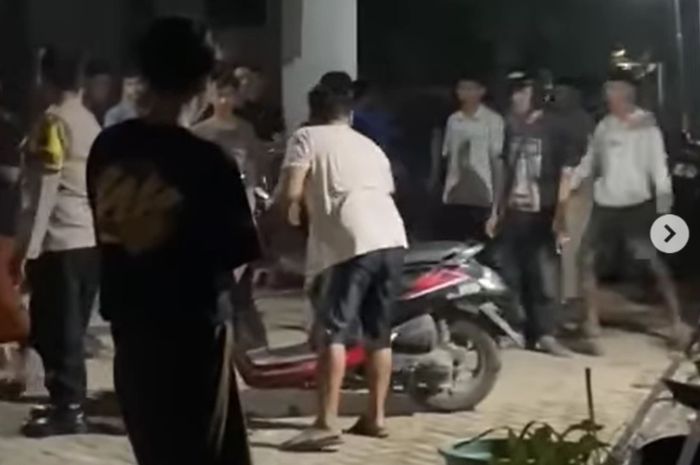 Video Pasangan Mesum Digerebek Jam 2 Pagi, Dikepung Massa - Ntvnews.id