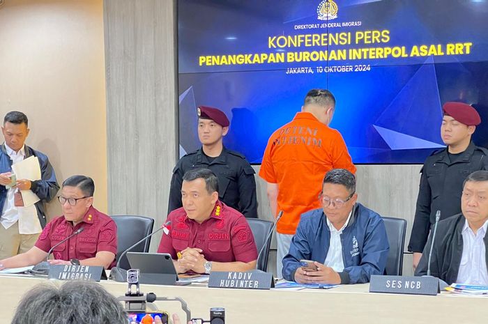 Imigrasi Tangkap Buron Interpol Asal Tiongkok Namanya LQ, Pelaku ...