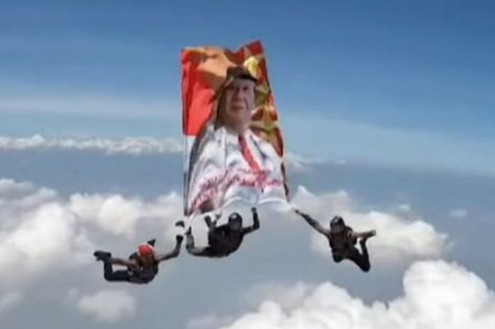 Penerjun Payung Polri Kibarkan Gambar Raksasa Prabowo di Langit Depok ...