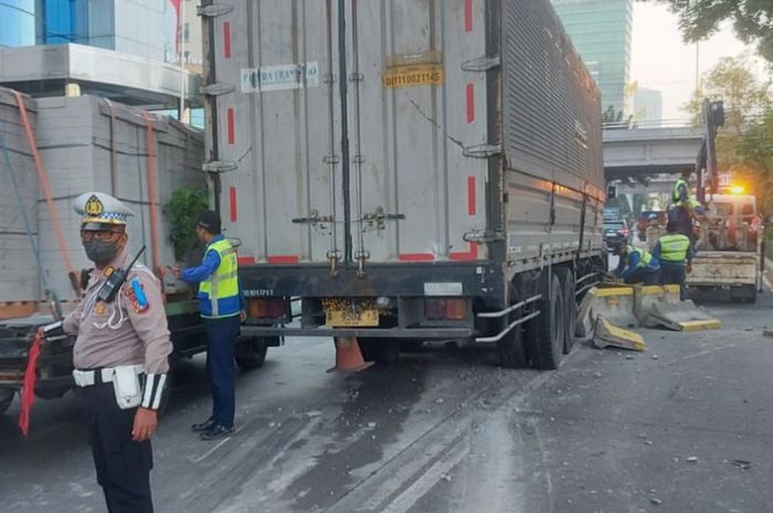 Truk Tabrak Pembatas Jalur Busway, Lalu Lintas Macet di Tomang Arah Slipi - Ntvnews.id