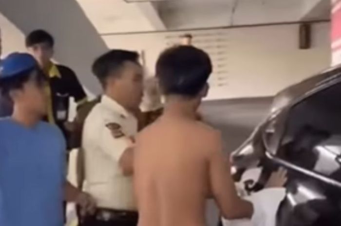 Viral Sepasang Pemuda Ketahuan Bermesraan di Parkiran, Netizen Geram Tindakan Kasar! - Ntvnews.id