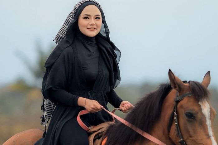 Gila! Suami Selebgram Arie Rieyanthie Ajak Selingkuhan Wikwik Saat ...