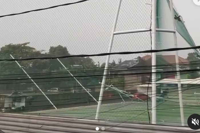 Hujan Angin Bikin Tiang Lapangan Futsal di Bintaro Ambruk - Ntvnews.id