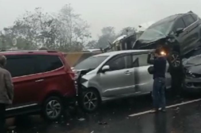 Ini Daftar Kendaraan Terlibat Kecelakaan Mengerikan di KM 92 Tol Cipularang - Ntvnews.id