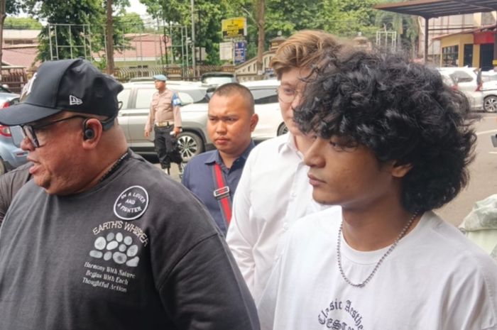 Merasa Difitnah Nikita Mirzani, Vadel Badjideh Temani Sang Ayah Jalani Pemeriksaan Polisi ...