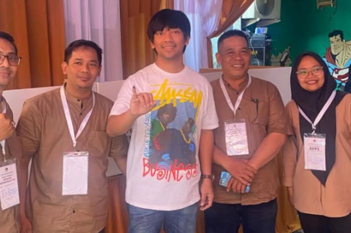 Potret Ryan D'Masiv Bahagia Bisa Mencoblos di Pilkada Jakarta - Ntvnews.id