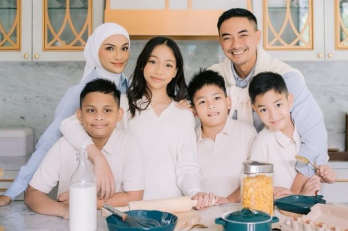 Jelang Hari Pernikahan, Putri Zulhas dan Zumi Zola Pamer Foto Keluarga ...