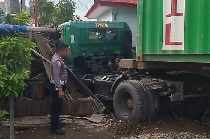 Diduga Sopir Ngantuk, Truk Tronton Tabrak Mobil dan Warung di Jalur Pantura Indramayu - Ntvnews.id