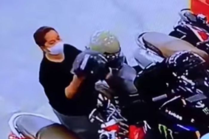 Viral! Wanita Terekam Mencuri Helm di Parkiran Citra Kosmetik Daya Makassar - Ntvnews.id