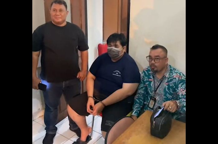 Penampakan Anak Bos Toko Roti Penganiaya Karyawati Saat Diborgol Polisi ...