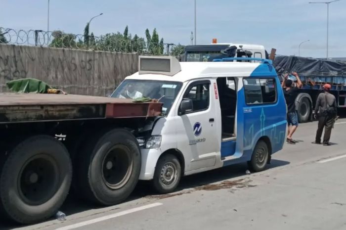 Kecelakaan Beruntun di Cilincing, Angkot Sampai Nempel Badan Truk ...