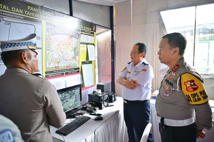 Wamenhub Suntana dan Kakorlantas Pantau Arus Lalu Lintas Libur Nataru Tol Joglosemar - Ntvnews.id