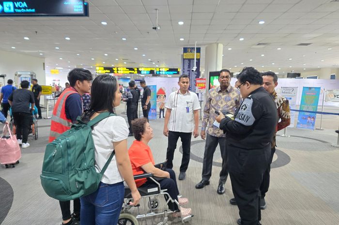 Imigrasi Optimalkan Tablet Pemeriksaan untuk Kelancaran Perlintasan di Bandara Kualanamu ...