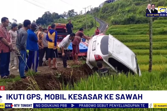 Andalkan Google Maps, Mobil Wisatawan Asal Jakarta Terperosok ke Sawah ...