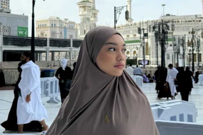 Kebahagiaan Naura Ayu Bisa Cium Ka'bah Usai Terhimpit Selama 3 Jam ...