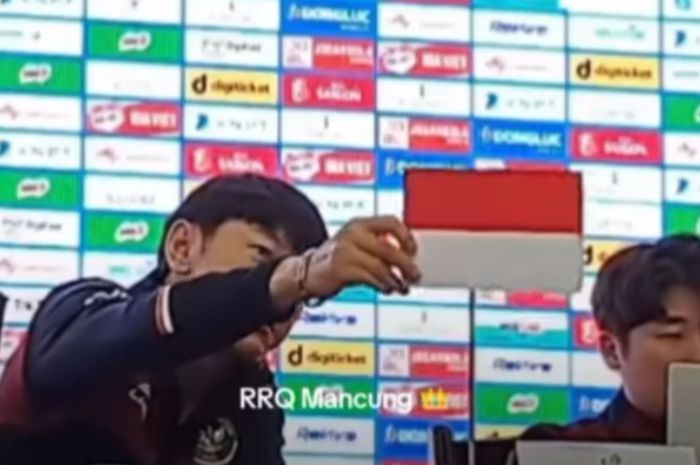 Momen Shin Tae-yong Betulkan Bendera Merah Putih Bikin Pilu - Ntvnews.id Momen Shin Tae-yong Betulkan Bendera Merah Putih Bikin Pilu - Ntvnews.id