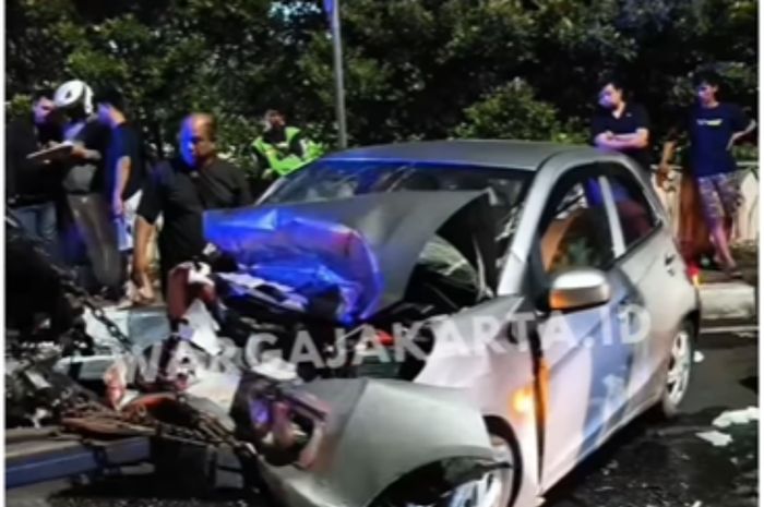Brio Ringsek Parah Dihantam Mercedes Benz E200 di Flyover Patal Senayan, 1 Orang Tewas - Ntvnews.id