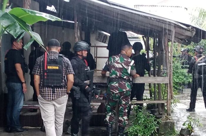 Sertu Hendri Kabur saat Rumahnya Dikepung Intel TNI dan Brimob Polda ...