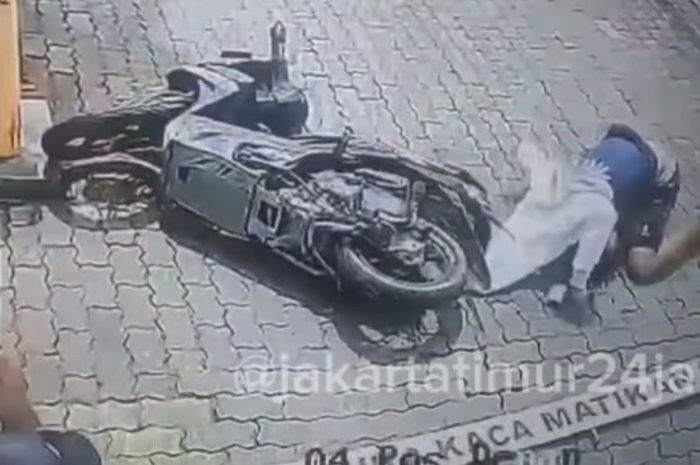 Momen Maling Motor di Bekasi Tersungkur Usai Digagalkan Satpam Komplek - Ntvnews.id