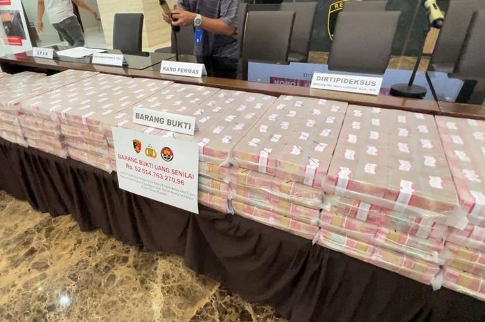 Wow! Ini Penampakan Uang Tunai Rp52 Miliar dan 5 Mobil Mewah Sitaan Kasus Robot Trading Net89 ...