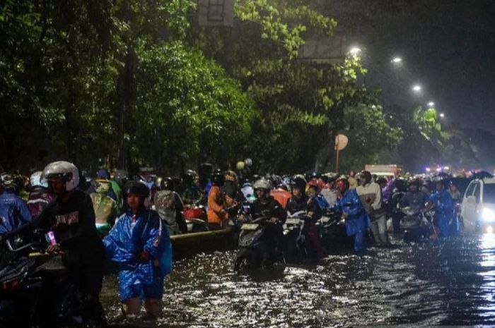 BPBD DKI Jakarta Catat Lebih dari 2.000 Warga Mengungsi Akibat Banjir - Ntvnews.id
