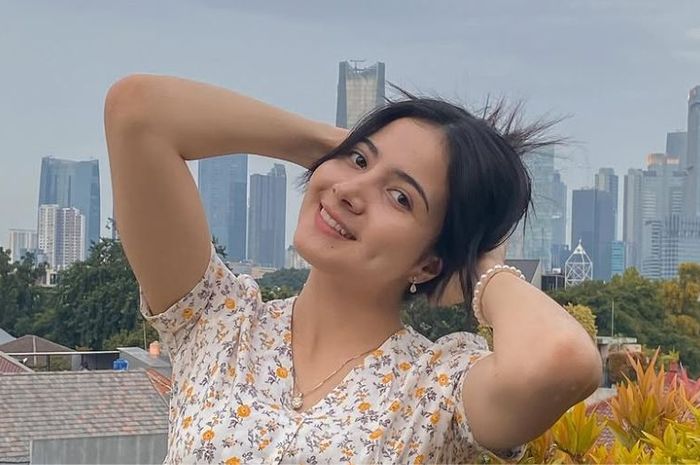 Pose Menawan Bulan Sutena yang Bikin Kaum Adam Terpesona - Ntvnews.id