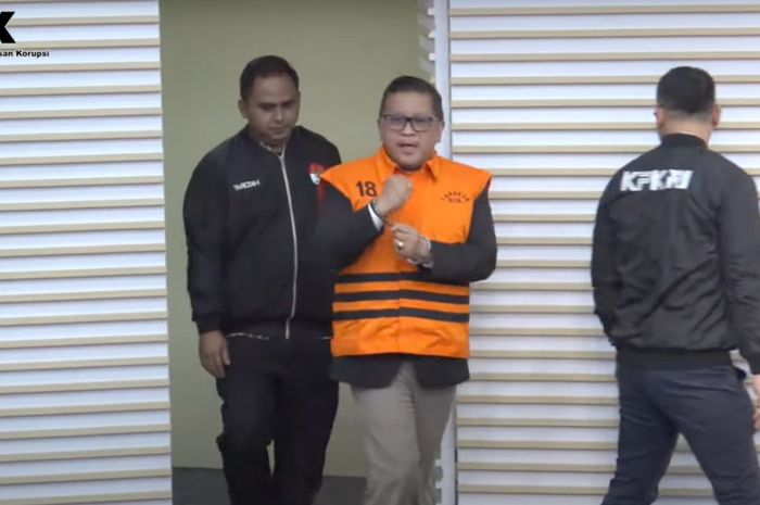 Full Senyum, Begini Penampakan Hasto Kristiyanto Pakai Rompi Oren KPK ...