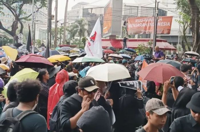Mahasiswa Tetap Berdemo di Patung Kuda Meski Diguyur Hujan - Ntvnews.id