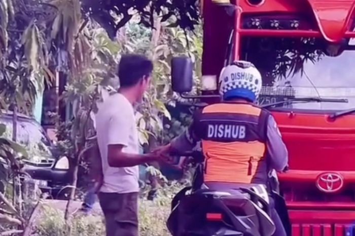 Viral Petugas Dishub Palak Sopir Truk di Sulsel - Ntvnews.id