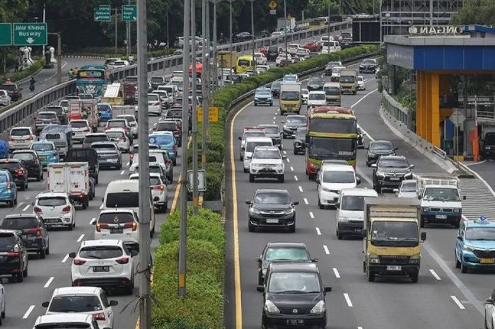 Polisi Izinkan Pengendara Lewat Bahu Jalan Tol Semanggi-Cawang di Jam ...